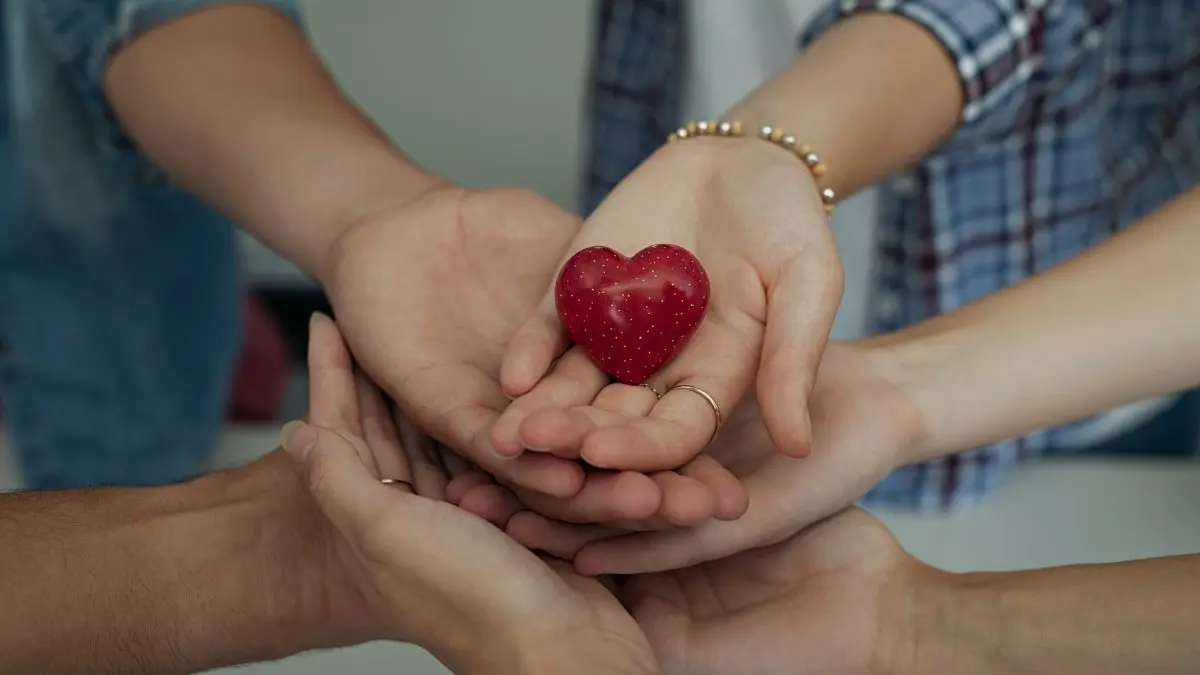 32 Versículos e 2 Provérbios sobre Generosidade na Bíblia